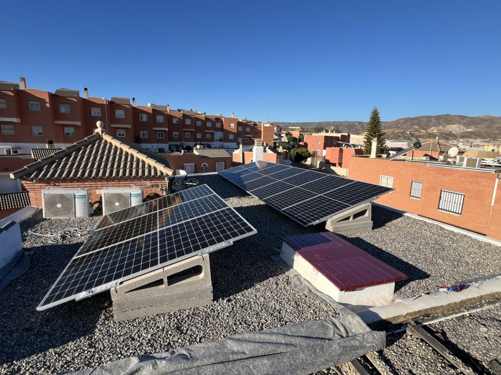 Autoconsumo individual. Instalación fotovoltaica de 10 paneles solares ...